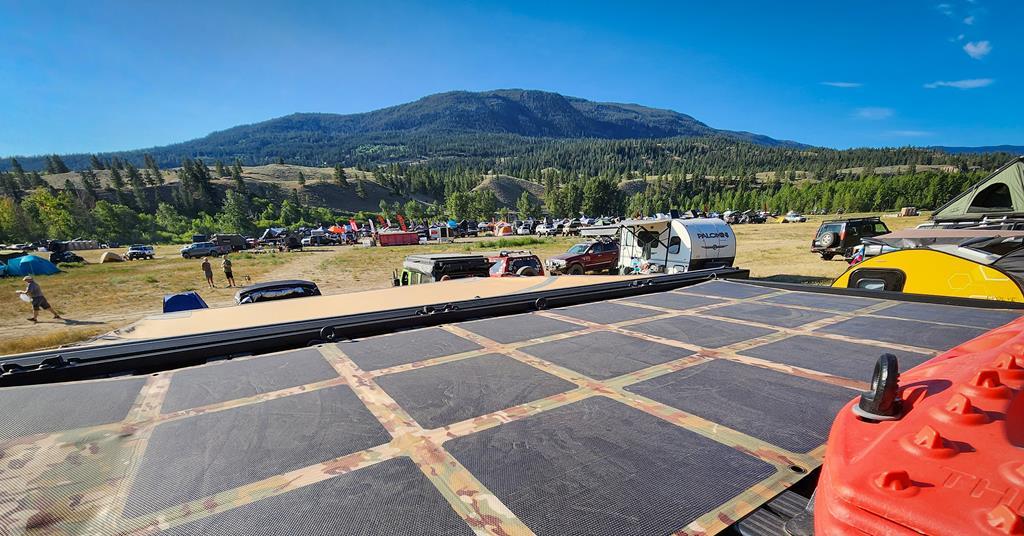 REVIEW: The Off Grid Trek 300W Solar Blanket: A Flexible Solar Power ...
